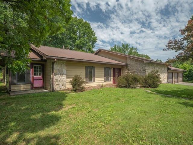 1116 Forest Circle Dr, Cassville, MO 65625