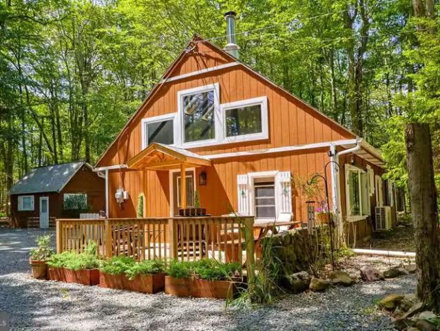 1116 RHODODENDRON LN, POCONO SUMMIT, PA 18346 Single Family Re.