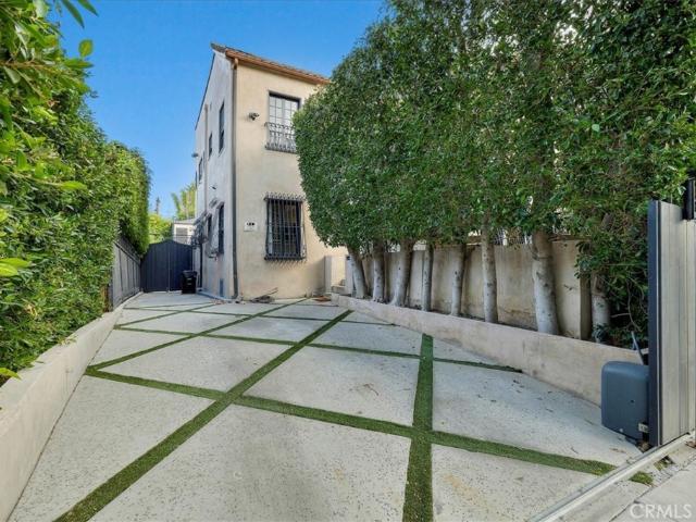 1116 S Highland Ave, Los Angeles, CA 90019 | MLS #SB26030 | Compass