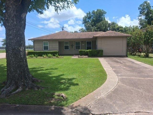 1116 Southampton St, Angleton, TX 77515