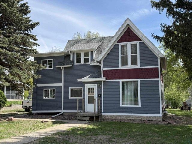 1116 10th St, Hawarden, IA 51023