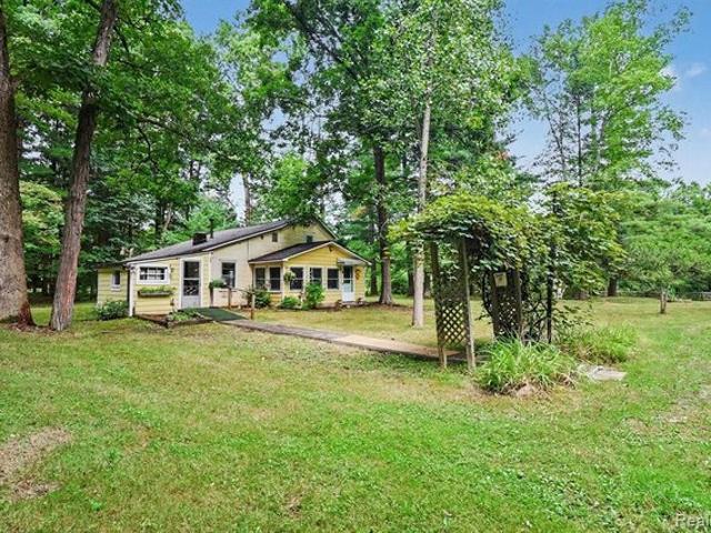 11180 Dunham Rd, Hartland Township, MI 48353