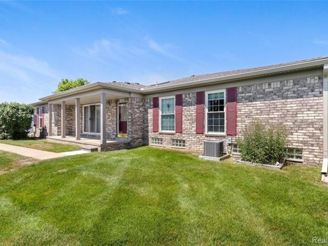 11186 Spruce Ct, Washington Township, MI 48094