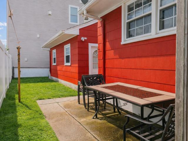 1118 Beach Ave W