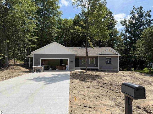 1118 Birmley Estates Dr, Traverse City, MI 49696
