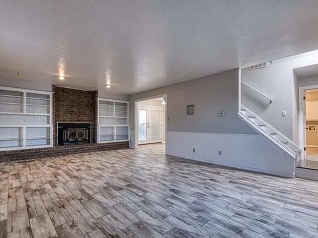 1118 Camelot Dr, Clinton, OK 73601