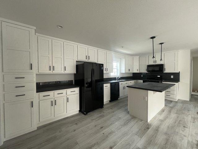1118 Rochford Dr, Wayland, MI 49348