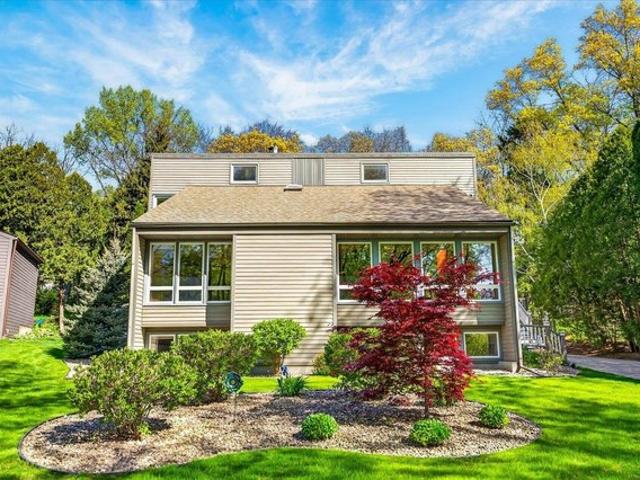 1118 Sunridge Dr, Madison, WI 53711