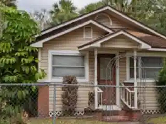1118 W 8th St, 3 beds, 2 full baths
