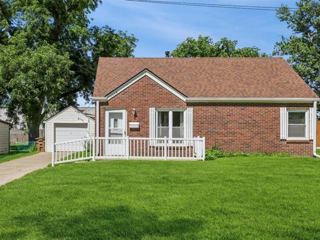 1118 69th St, Windsor Heights, IA 50324