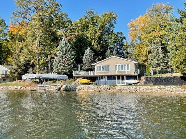 11197 Oak Dr, Delton, MI 49046