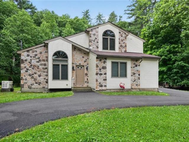 1119 Mink Ct, Bushkill, PA 18324