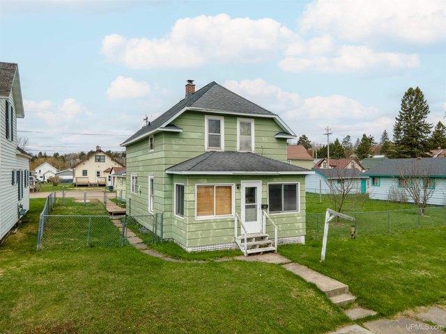 1119 N 1st Ave, Iron River, MI 49935