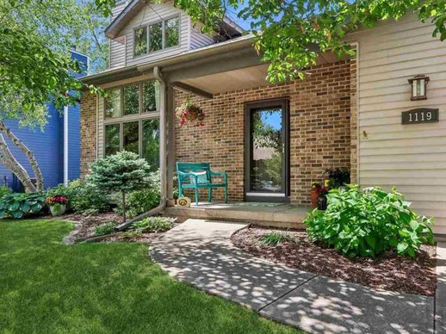 1119 Deerfield Dr, Iowa City, IA 52246