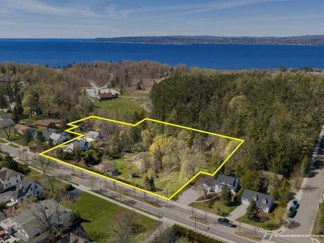 1119 E Mitchell St, Petoskey, MI 49770