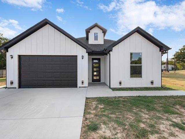 1119 20th St, Bridgeport, TX 76426