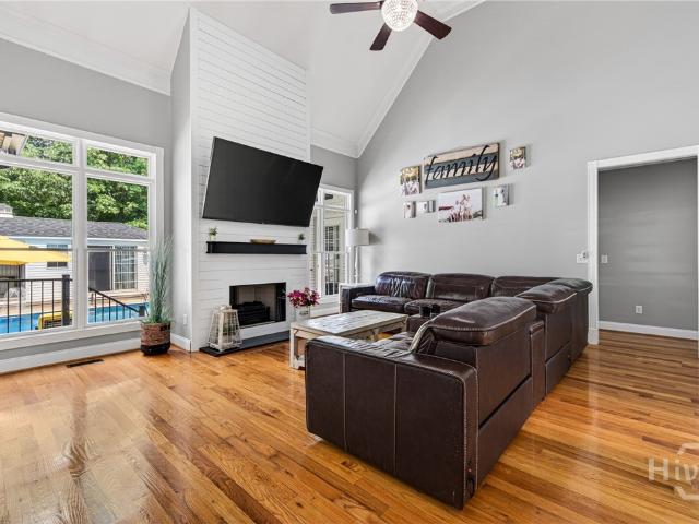 1110 Holcomb Court