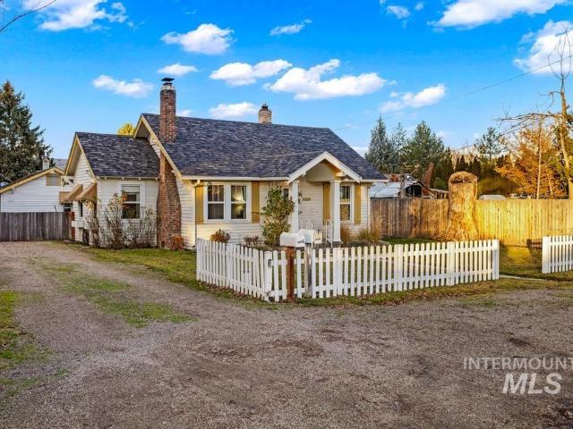 1110& 1/2 W Chamberlin St