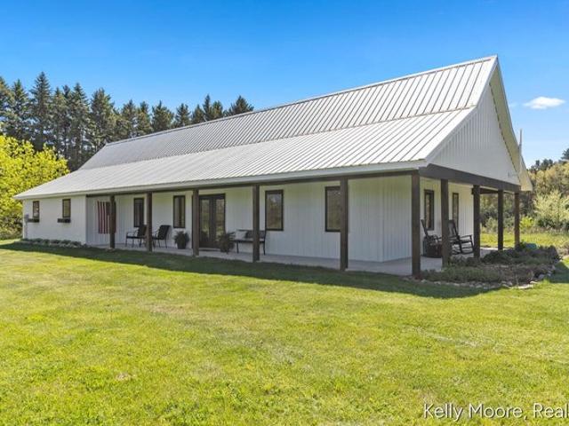 11117 W Snows Lake Rd, Greenville, MI 48838