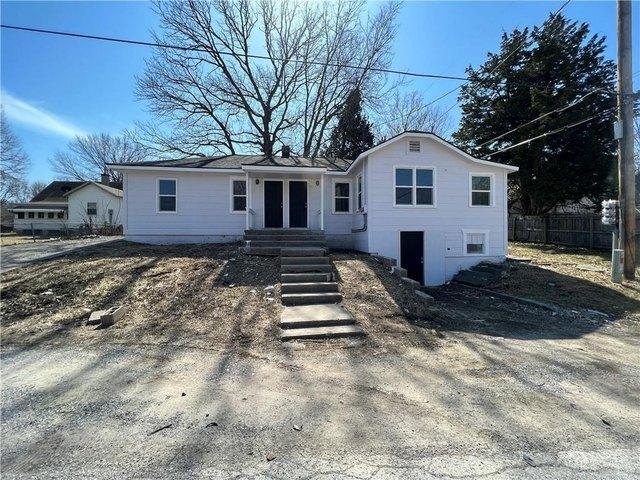 11117 E 15th St S, Independence, MO 64052