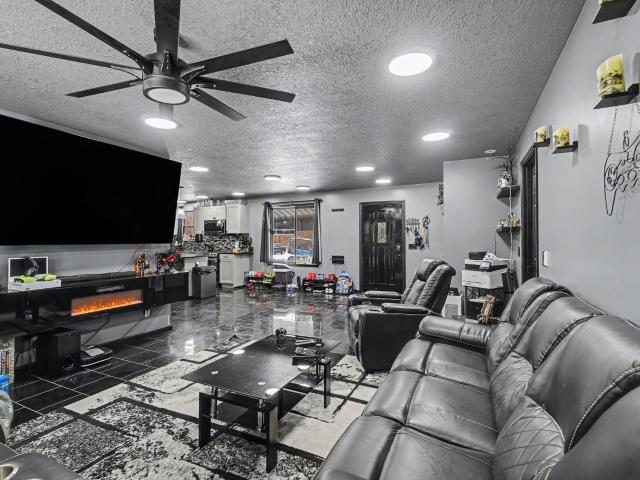 11115 E Valley