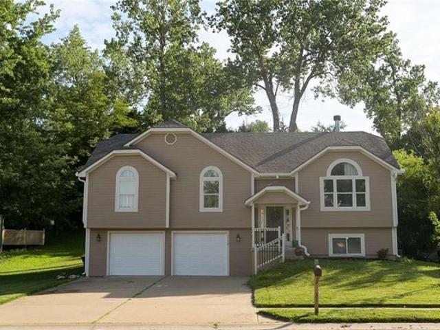 11116 NW 55th St, Parkville, MO 64152