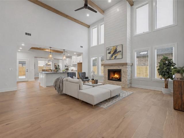 1111 Canyon Maple Street