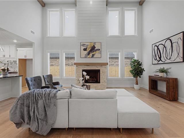 1111 Canyon Maple Street