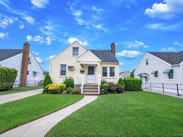 1111 Esther St, Franklin Square, NY 11010