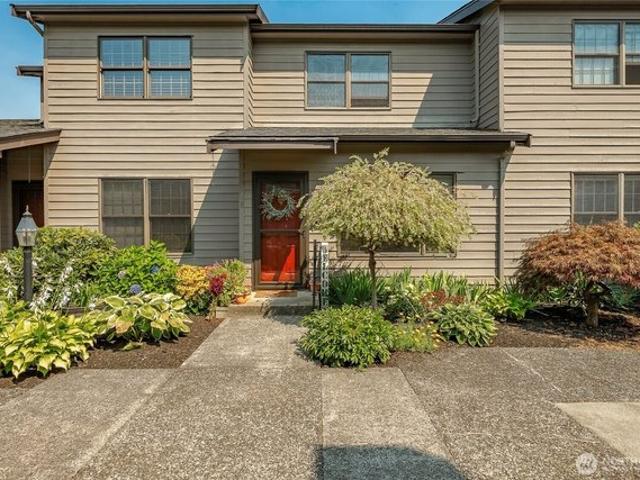 1111 Grover St Apt 1B, Lynden, WA 98264