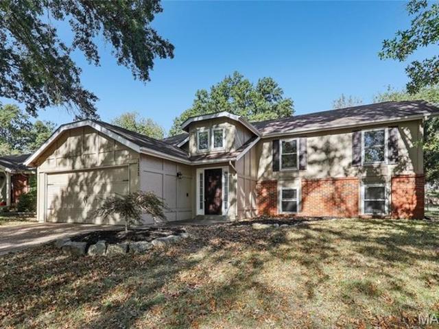 1111 Shadowoak Dr, Ballwin, MO 63021