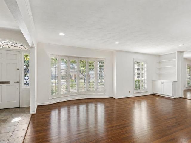 11122 Candlelight Lane