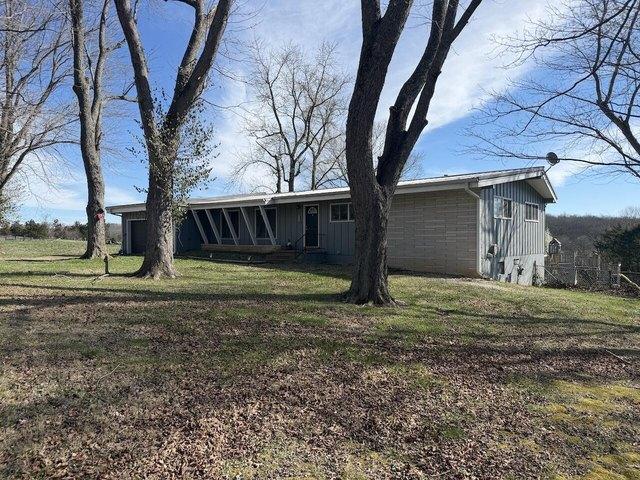 1112 N Walnut St, Willow Springs, MO 65793