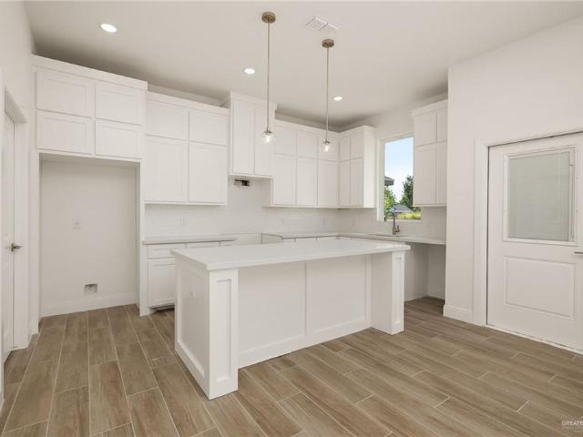 1112 E Acacia Drive