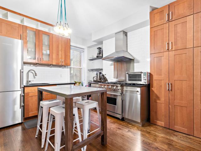 1112 Hudson St # 2R