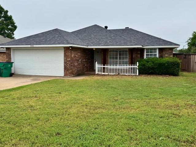 1112 Lisa Ln, Burkburnett, TX 76354