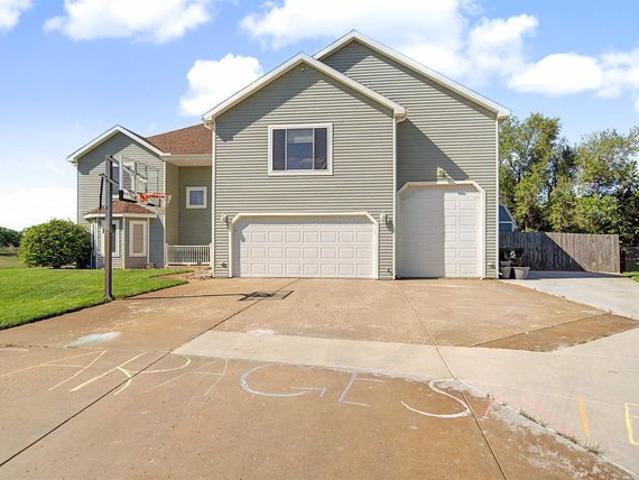 1112 Republic Cir, Salina, KS 67401