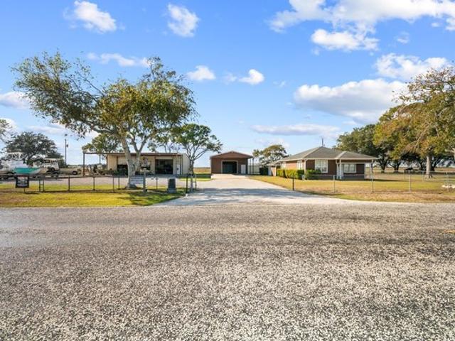1112 S FM 441 Rd, Louise, TX 77455