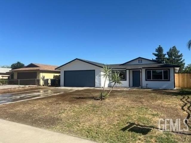 1112 Valencia Ave, Delano, CA 93215