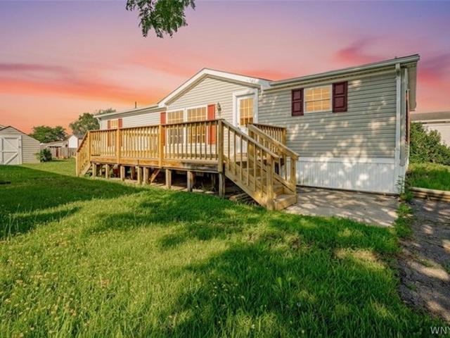 1113 Lockwood Dr, Lockport, NY 14094