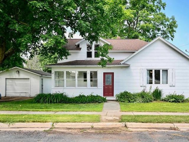 111 1st St NE, Altura, MN 55910