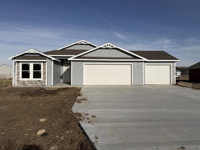111 Cedar Ct, Alma, KS 66401