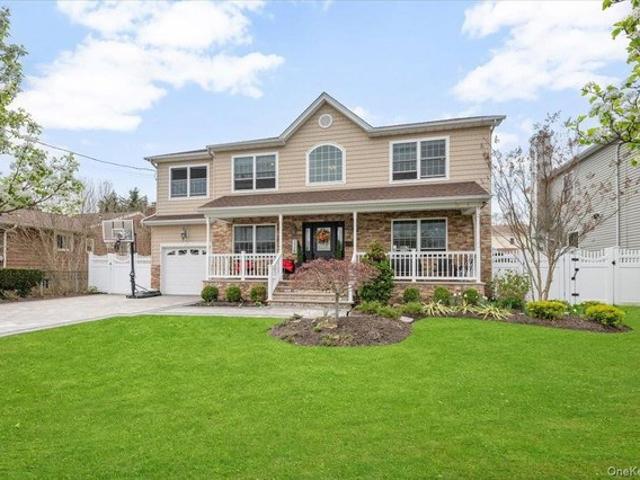 111 Charles St Unit B, Massapequa, NY 11758