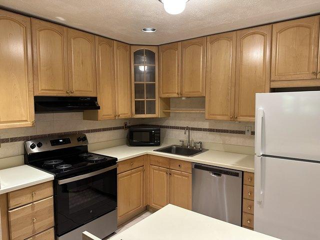 111 Amberly Dr Unit D, Manalapan, NJ 07726