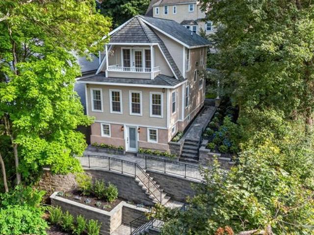 111 Altamont Ave, Sea Cliff, NY 11579