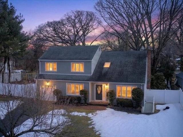 111 Aspen Rd, Kings Park, NY 11754