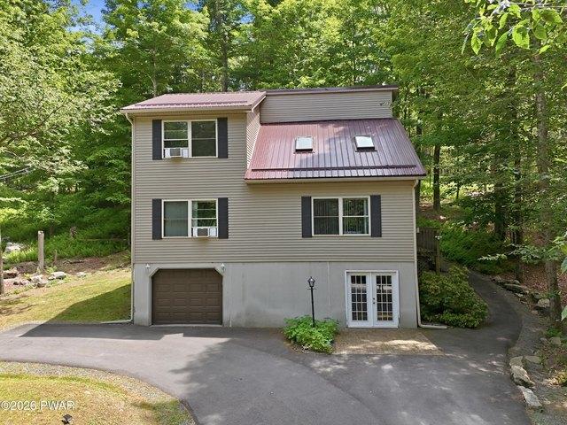 111 Grasshopper Ln, Greentown, PA 18426