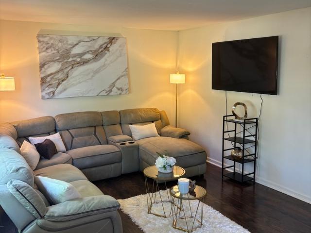 111 Greentree Court