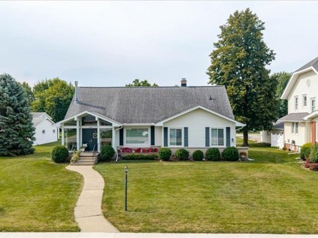 111 E 7th St, Gridley, IL 61744