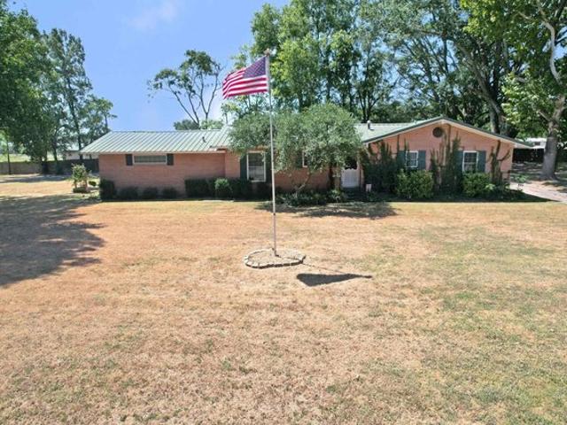 111 E Oak St, Yantis, TX 75497